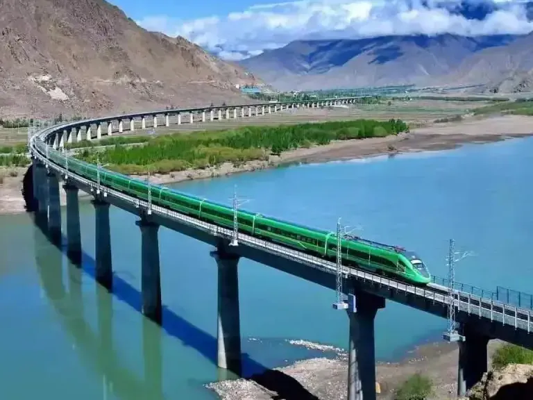 The Sichuan-Tibet Railway takes trains to the top of the world--Seetao