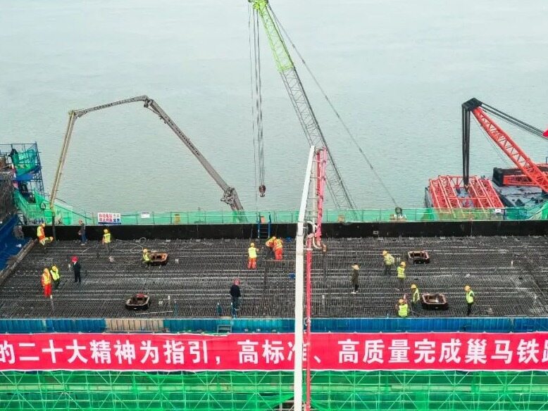 Construction of middle tower column of Maanshan Yangtze River Bridge ...