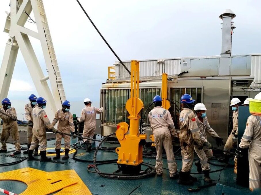 China's first 8,000-meter silent automatic drilling rig lifts up in ...