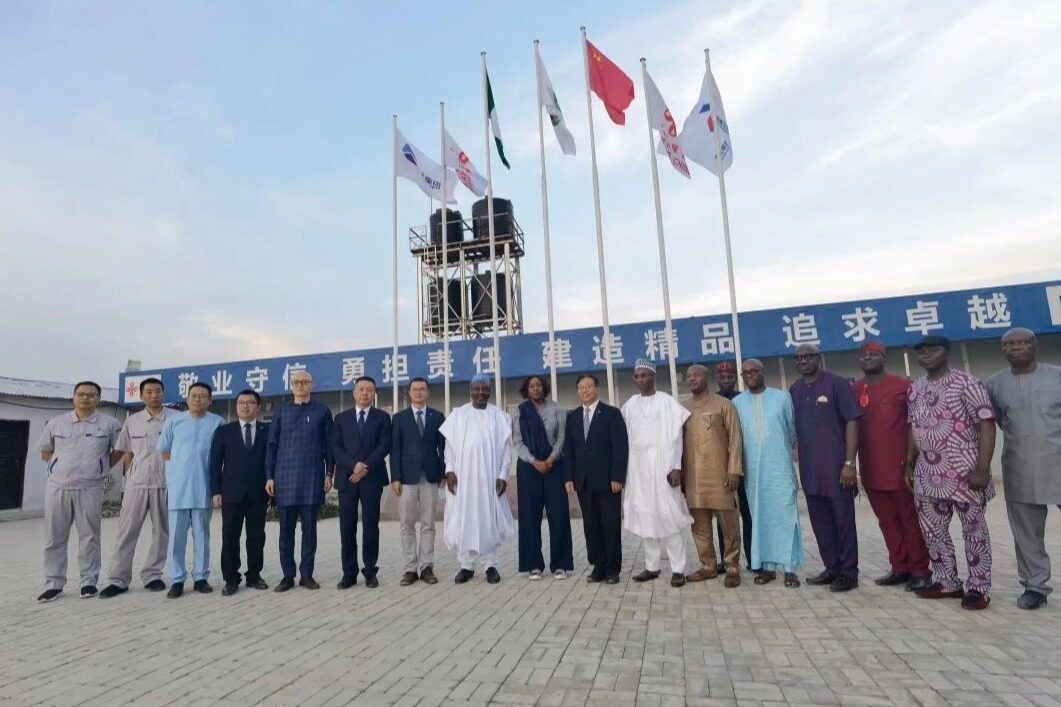 السفير الصيني لدى نيجيريا كوي جيان تشون يتفقد مشروع مبنى مكاتب مقر ...