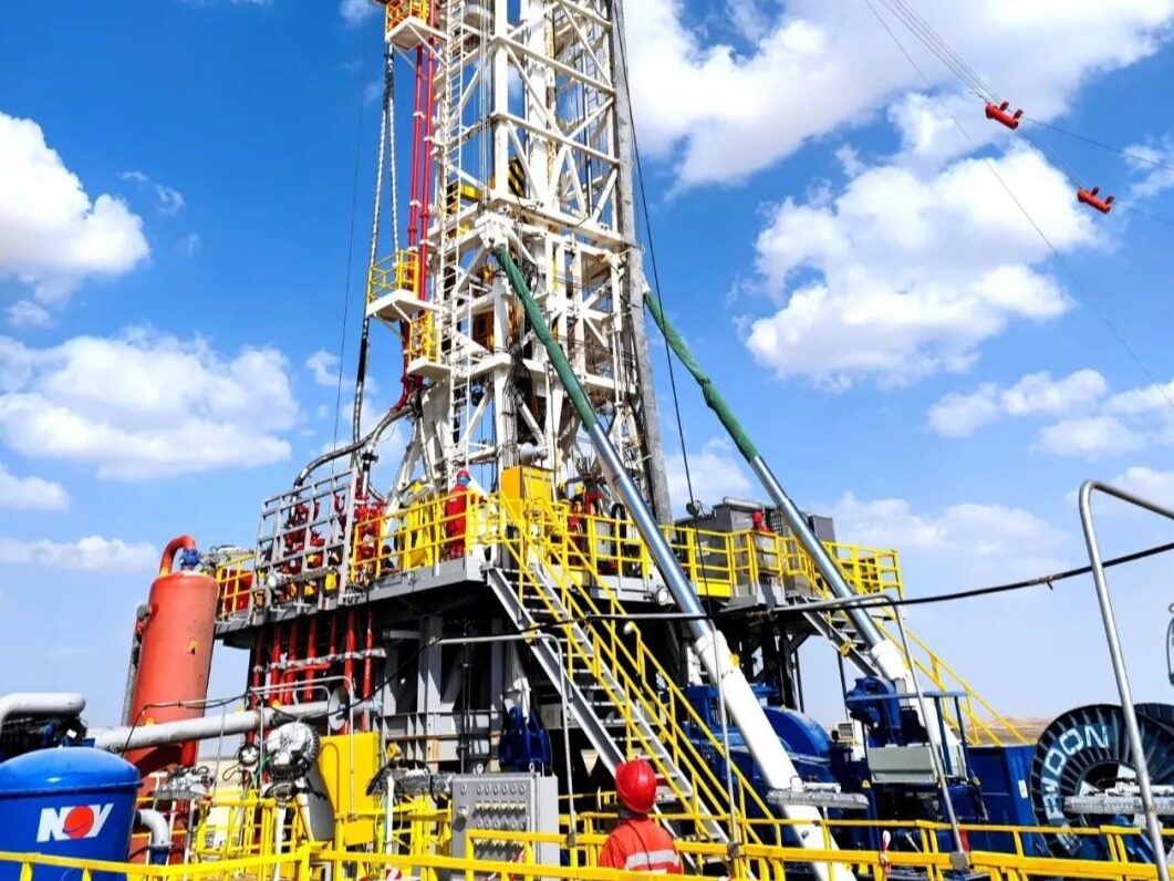 In Oman, two sets of BOMCO automatic drilling rigs were lifted up ...