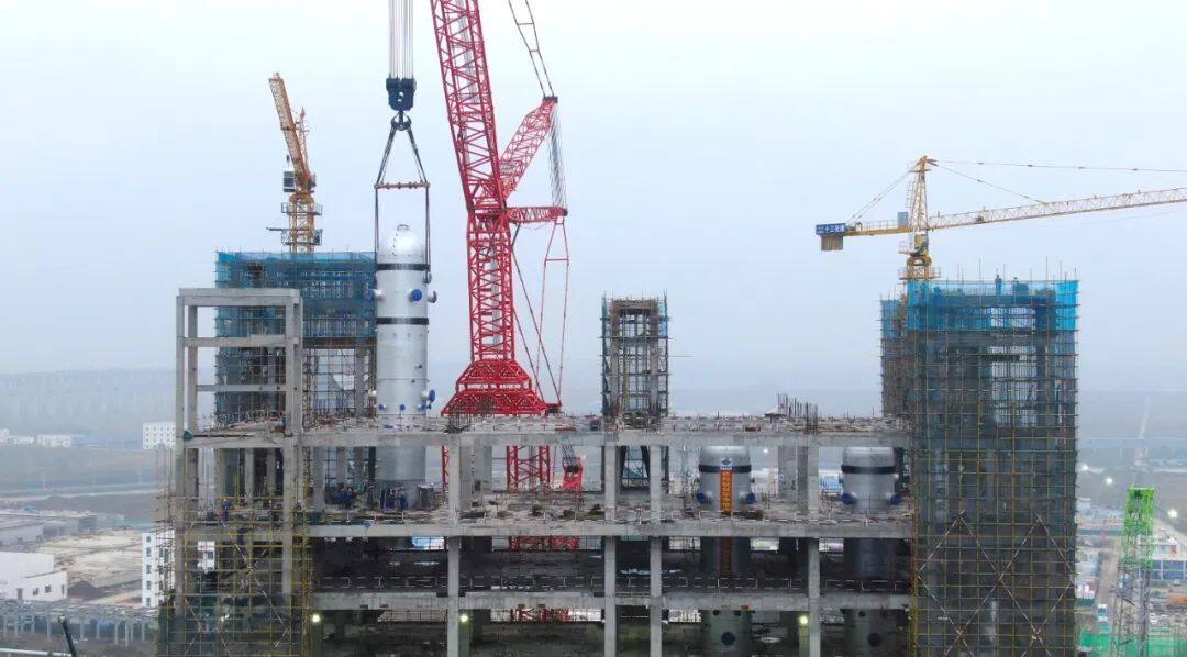 SCC20000A completes hoisting of 3 large gasification devices--Seetao