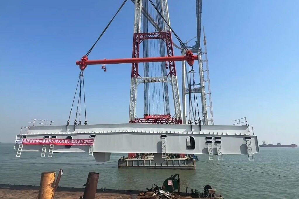 CRBBG successfully hoisted the first steel girder of Lingdingyang ...