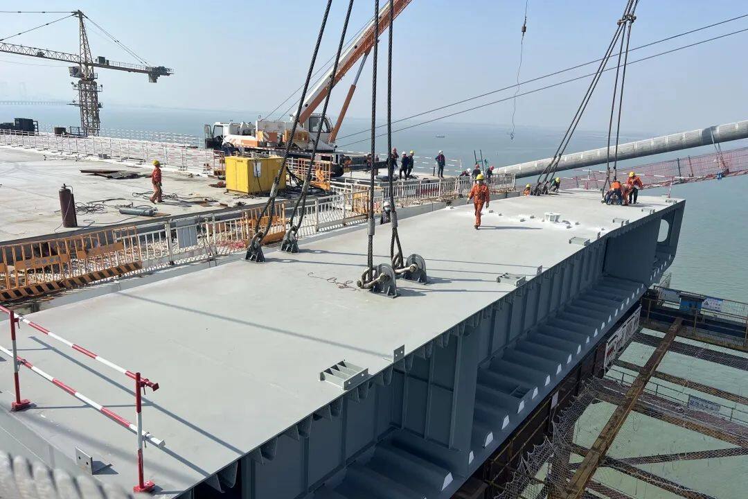 CRBBG successfully hoisted the first steel girder of Lingdingyang ...