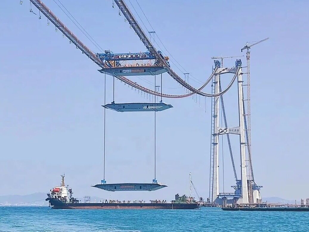 The hoisting of the first steel box girder of Lingdingyang Bridge is ...
