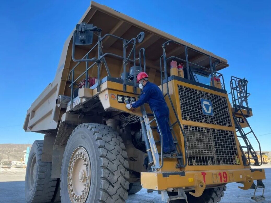 XCMG Mining Machinery creates a service gold signboard for open-air ...