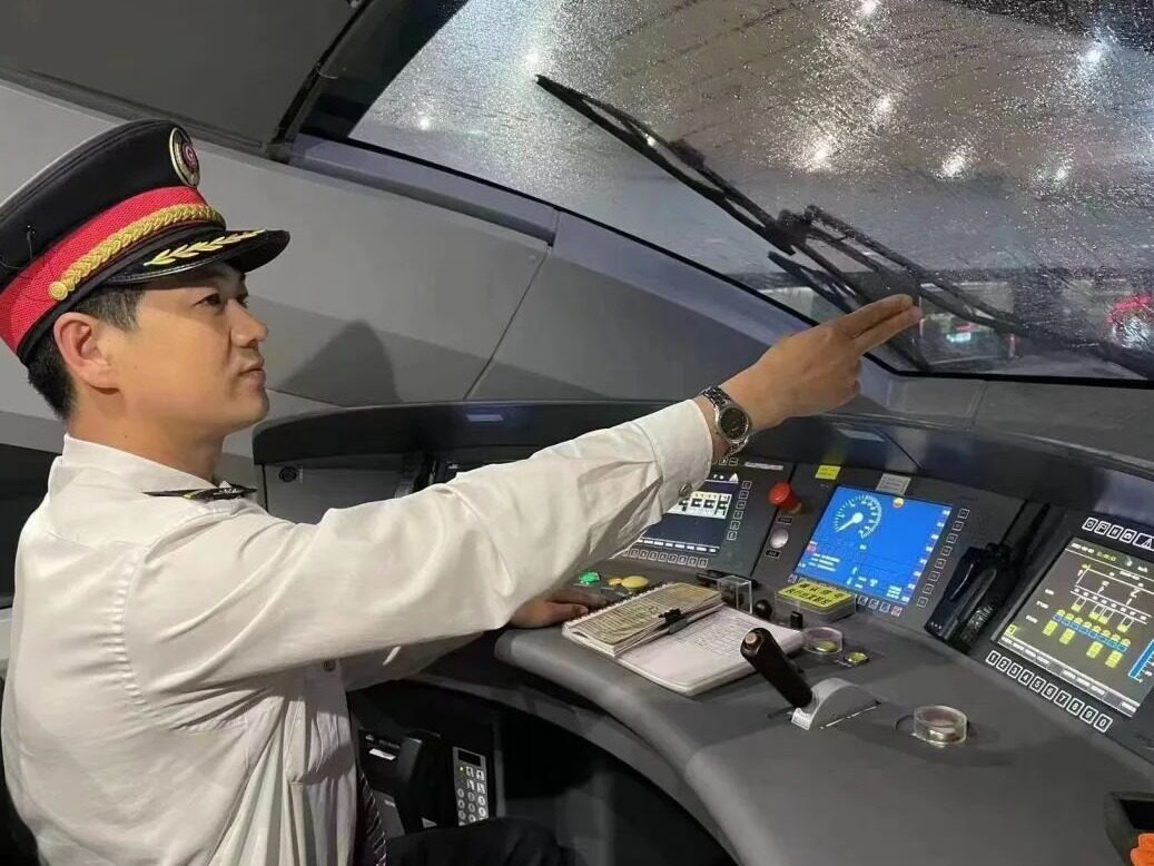 Chinese driver Mu Zhen: I drive high-speed railway in Yawan--Seetao