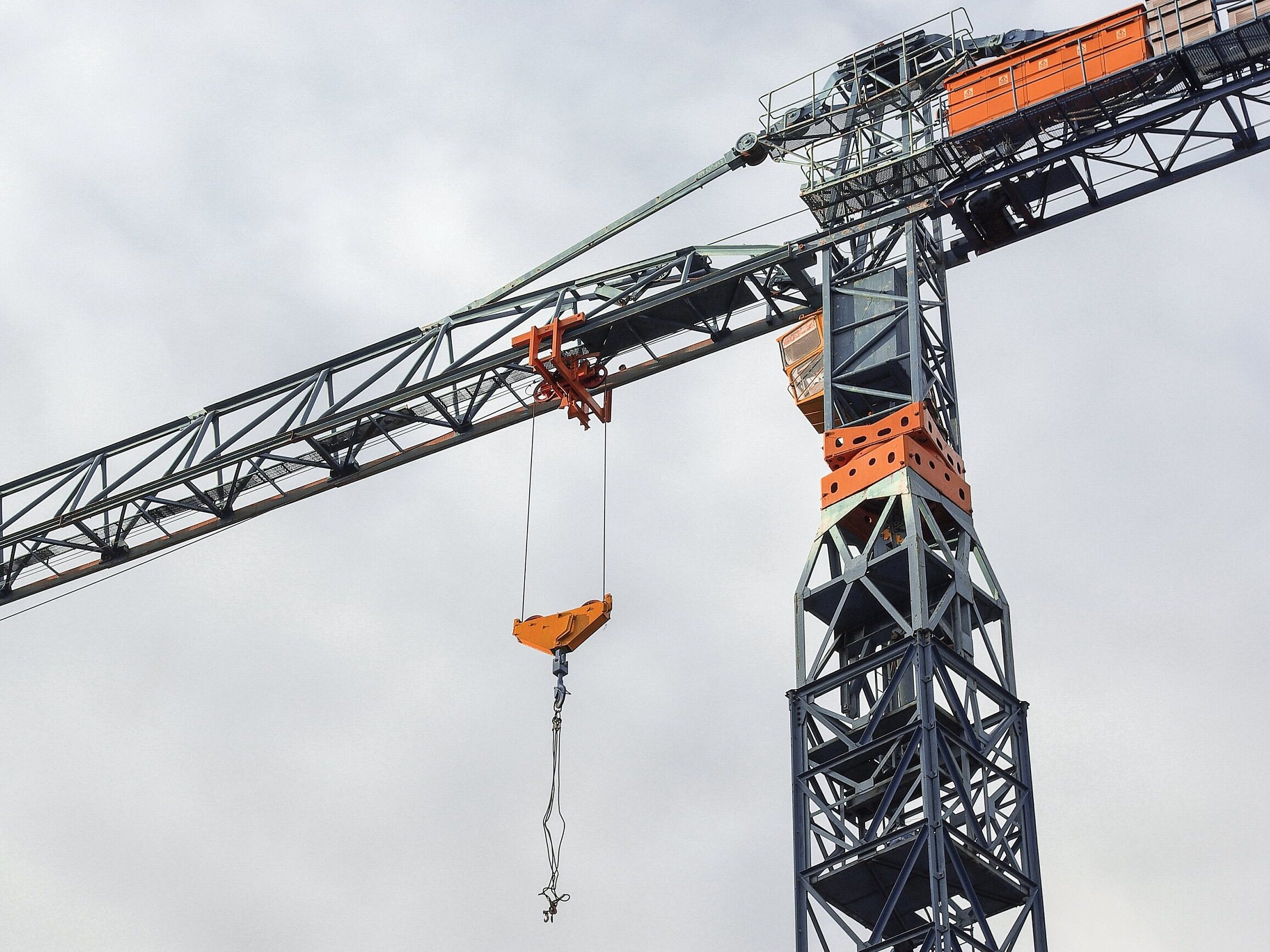 Well done! 4,000-ton crawler crane hoisting high-pressure distillation ...