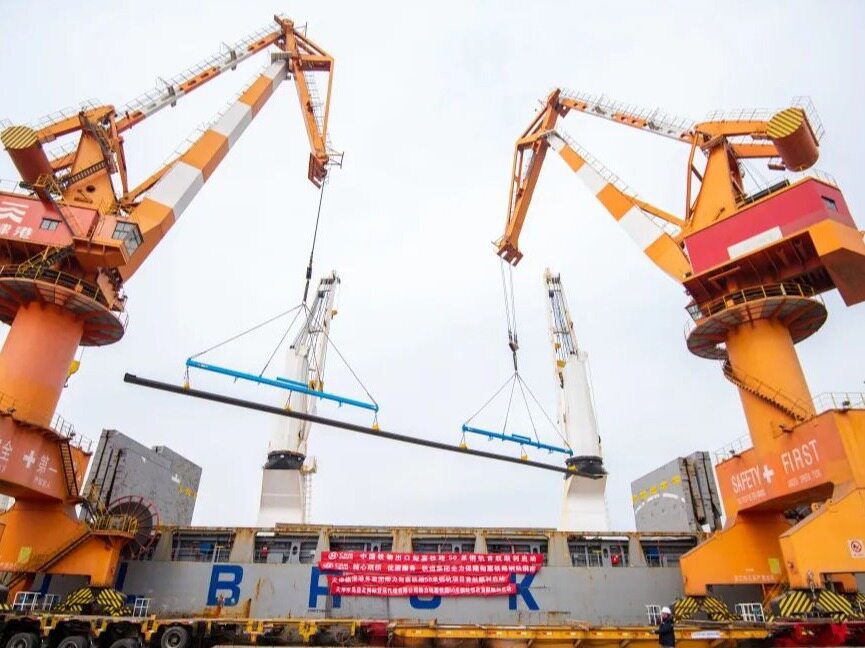 The domestic 50-meter steel rail was exported to Europe for the first ...