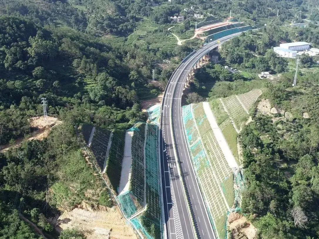 Vietnam confirms investment plans for eight national road projects--Seetao