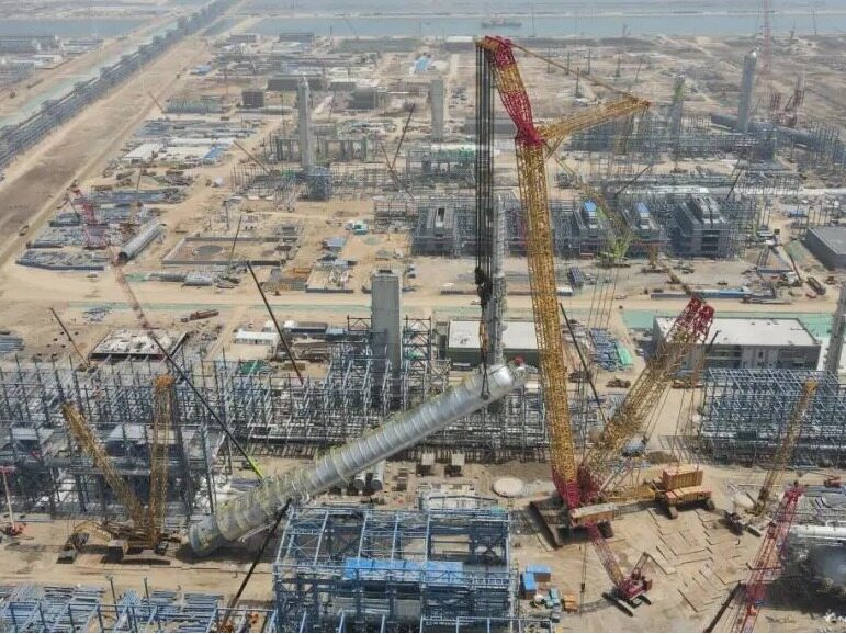 Another ethylene rectification tower of SPCECC was successfully hoisted ...