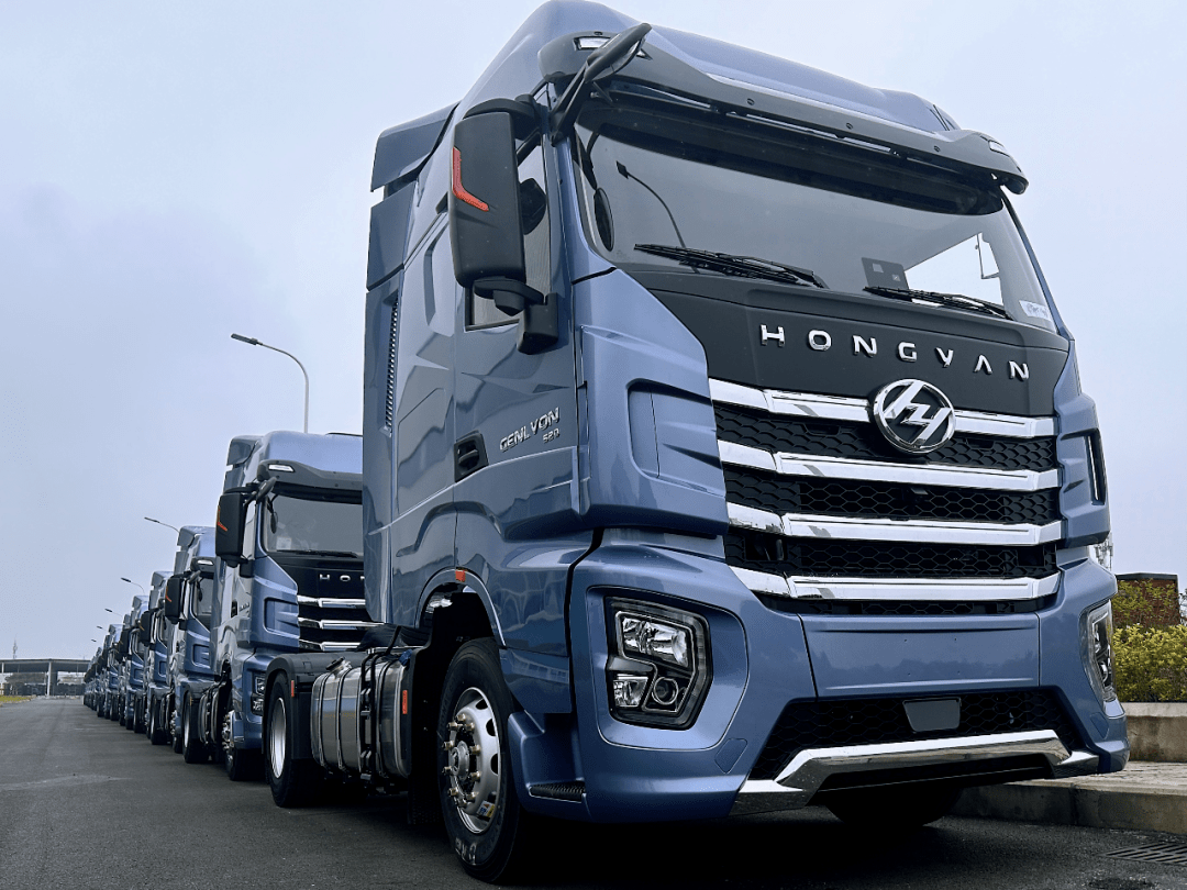 SAIC Hongyan's first batch of 100 smart heavy trucks set off for ...