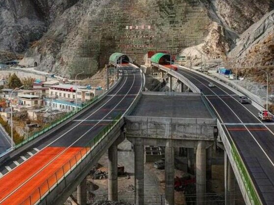 Gansu: Zhuohe Expressway Extra Long Tunnel Successfully Completed--Seetao