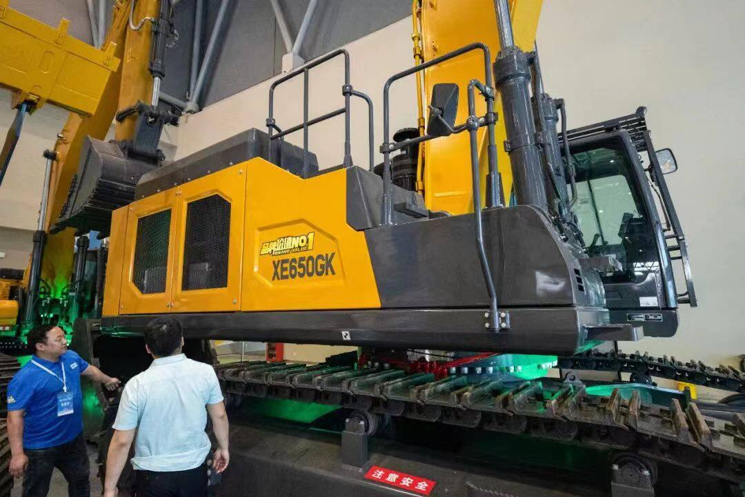 XCMG's Ace Big Dig Appears at Chongqing Sand and Stone Exhibition--Seetao