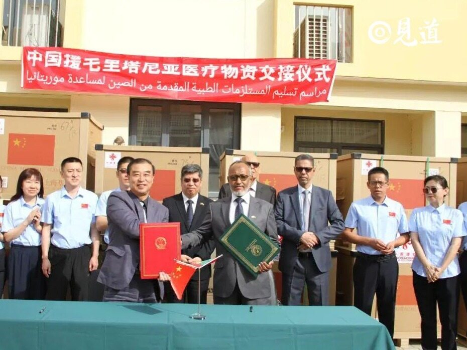 السفير الصيني لدى موريتانيا لي baijun يشهد حفل تسليم المساعدات الطبية ...