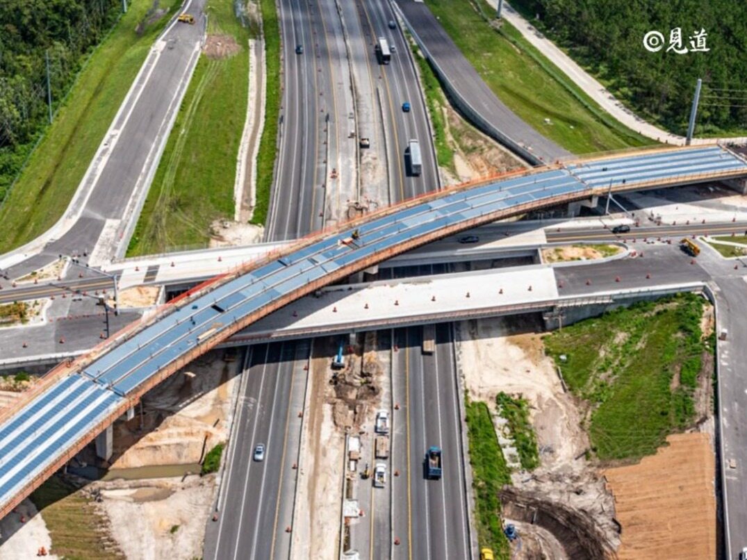 The completion of the cross Miquan Road overpass connecting passage ...