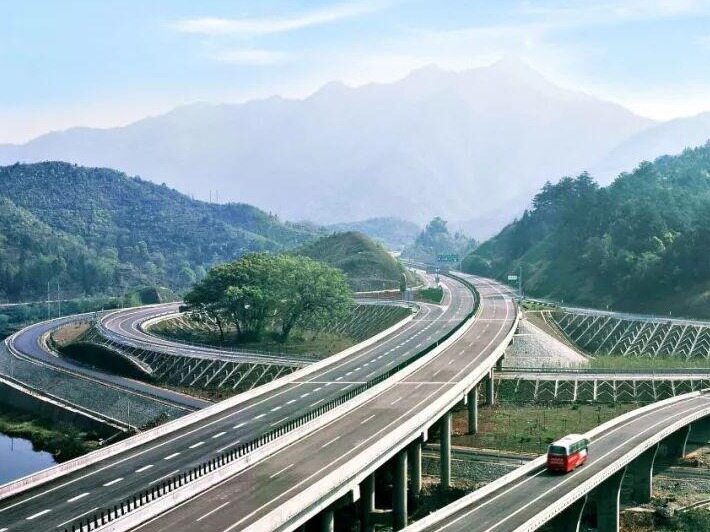 The G7021 Ningwu Expressway Xingan-Ruichang section expressway project ...