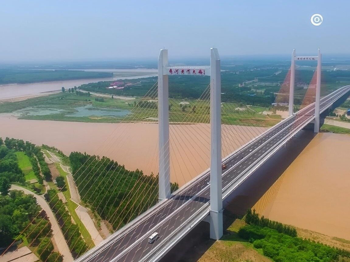 Construction of T-beams for the newly opened Yellow River Bridge on ...