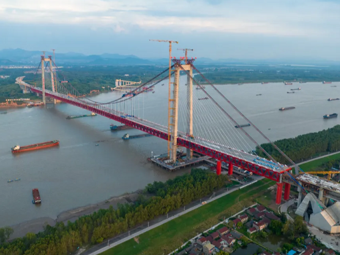 The G3 Tongling Yangtze River Highway and Railway Bridge was ...