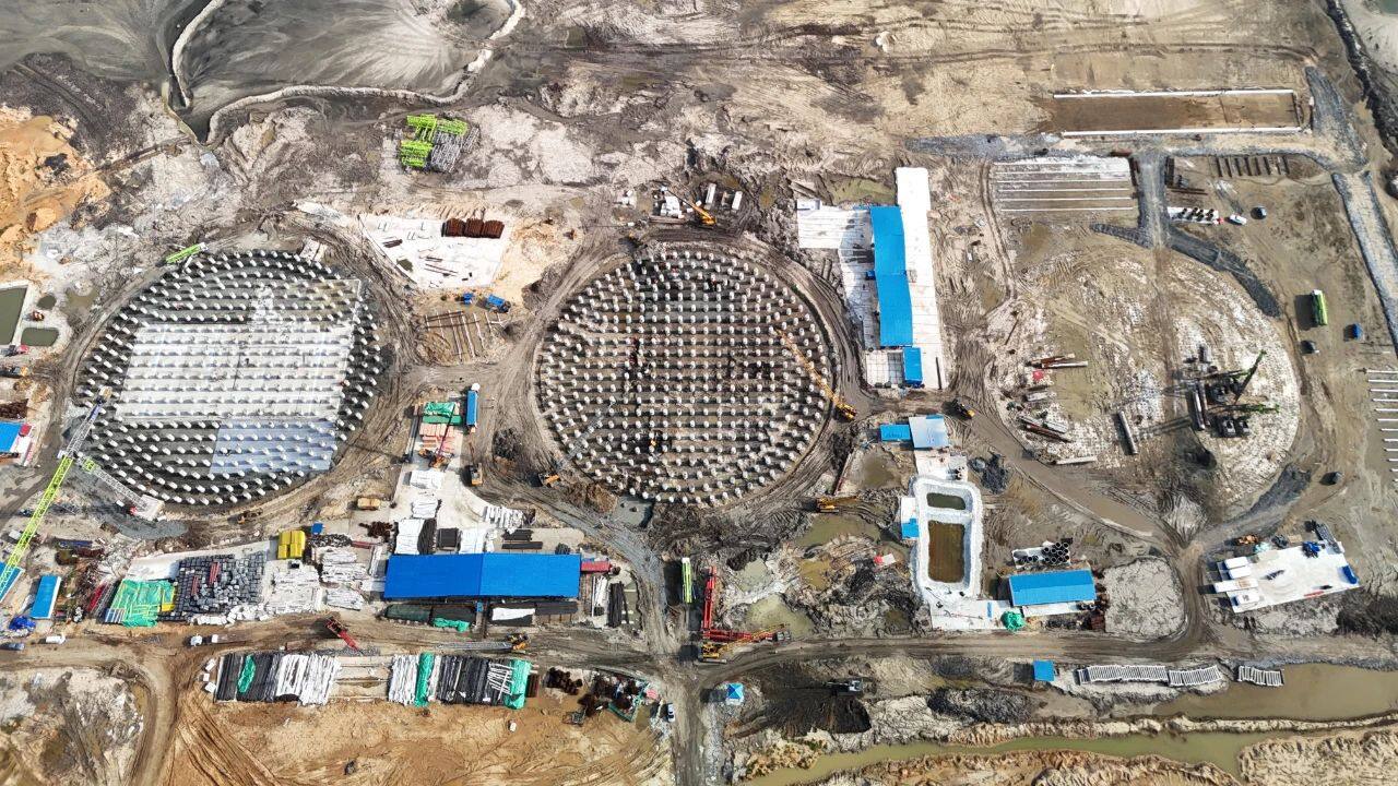 The pile foundation of China Chemical's largest LNG project in Africa ...