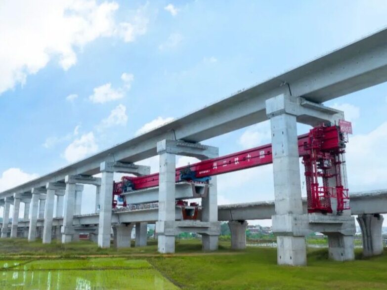 The new energy bridge building machine of "Transformers" in the ...