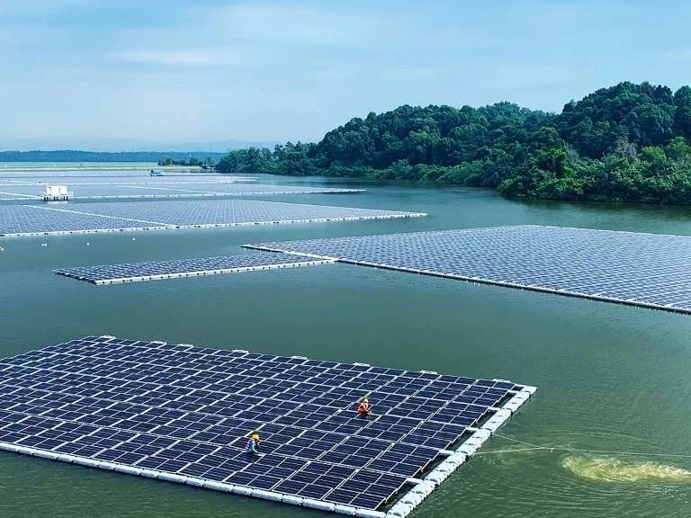 Global vertical floating photovoltaic power plants officially put into ...